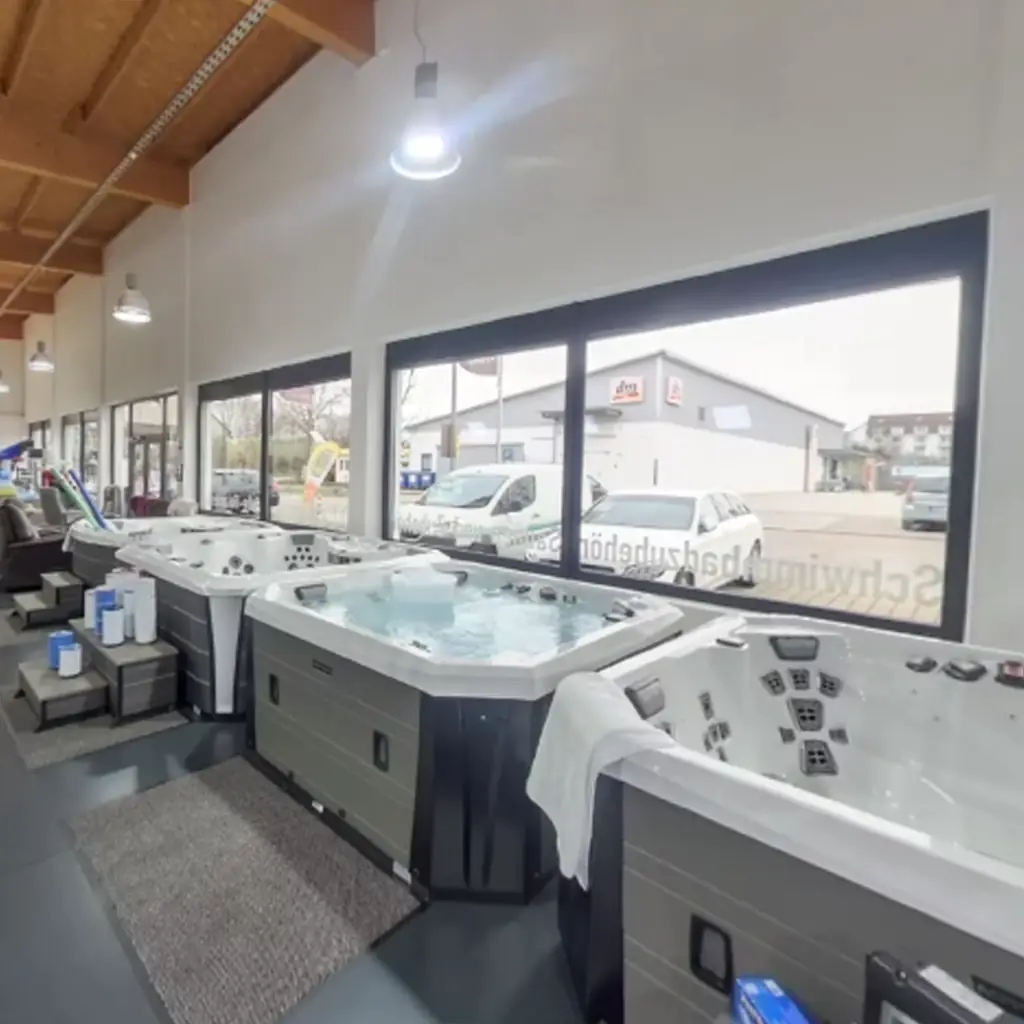 Showroom Wellnessland Outdoor Whirlpool